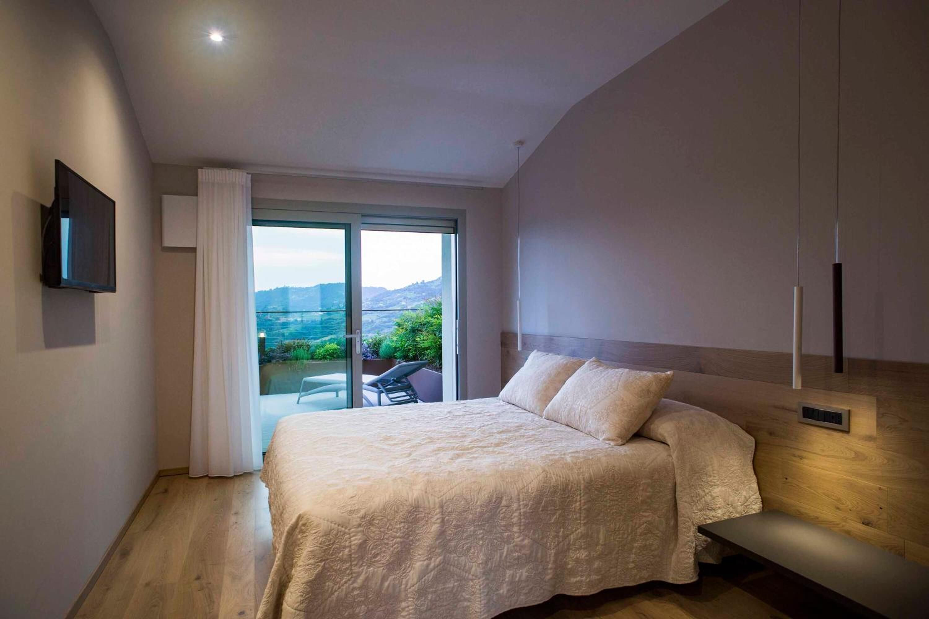 Roupas de cama premium, edredons de pluma, frigobar, cofres nos quartos