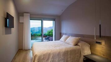 Roupas de cama premium, edredons de pluma, frigobar, cofres nos quartos