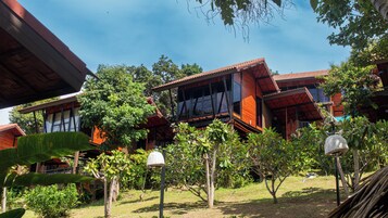 Área residencial com várias casas, telhados vermelhos e fachada de madeira.
