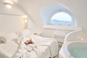 Superior Apartment | Split Level with Indoor & Outdoor Hot Tub and  Caldera View | Cofre no quarto, secretária, quartos insonorizados 