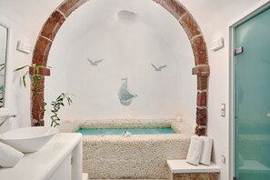 Deluxe Apartment with Indoor & Outdoor Hot Tub and Caldera View | Casa de banho | Um polibã, artigos de higiene pessoal grátis, um secador de cabelo 
