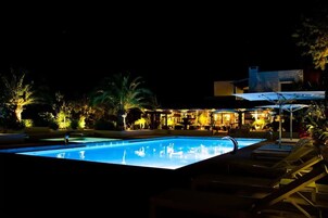 Piscina exterior, guarda-sóis, espreguiçadeiras 