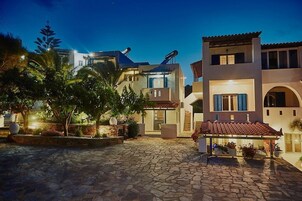 Fachada do alojamento (tarde/noite)