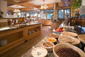 Pequenos-almoços e jantares servidos, incluindo cozinha regional 