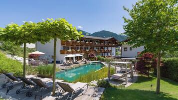 Roupas de cama antialérgicas, cofres nos quartos, escrivaninha