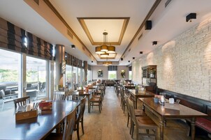 Almoços e jantares servidos, incluindo cozinha internacional 