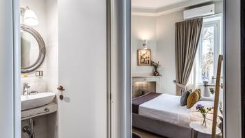 Quarto Superior, 1 cama de casal, Vista para a cidade | Casa de banho | Um polibã, um chuveiro fixo, artigos de higiene pessoal grátis