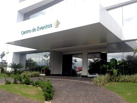 Um edifício moderno com uma placa que diz 'Centro de Eventos'.