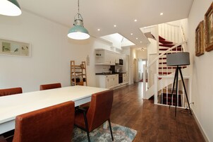 Loft, 2 quartos, vista para a cidade | Opções para refeição no quarto