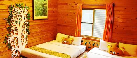 Um quarto de cabana de madeira acolhedor, com duas camas, um urso de pelúcia, um enfeite de árvore e um quadro na parede.