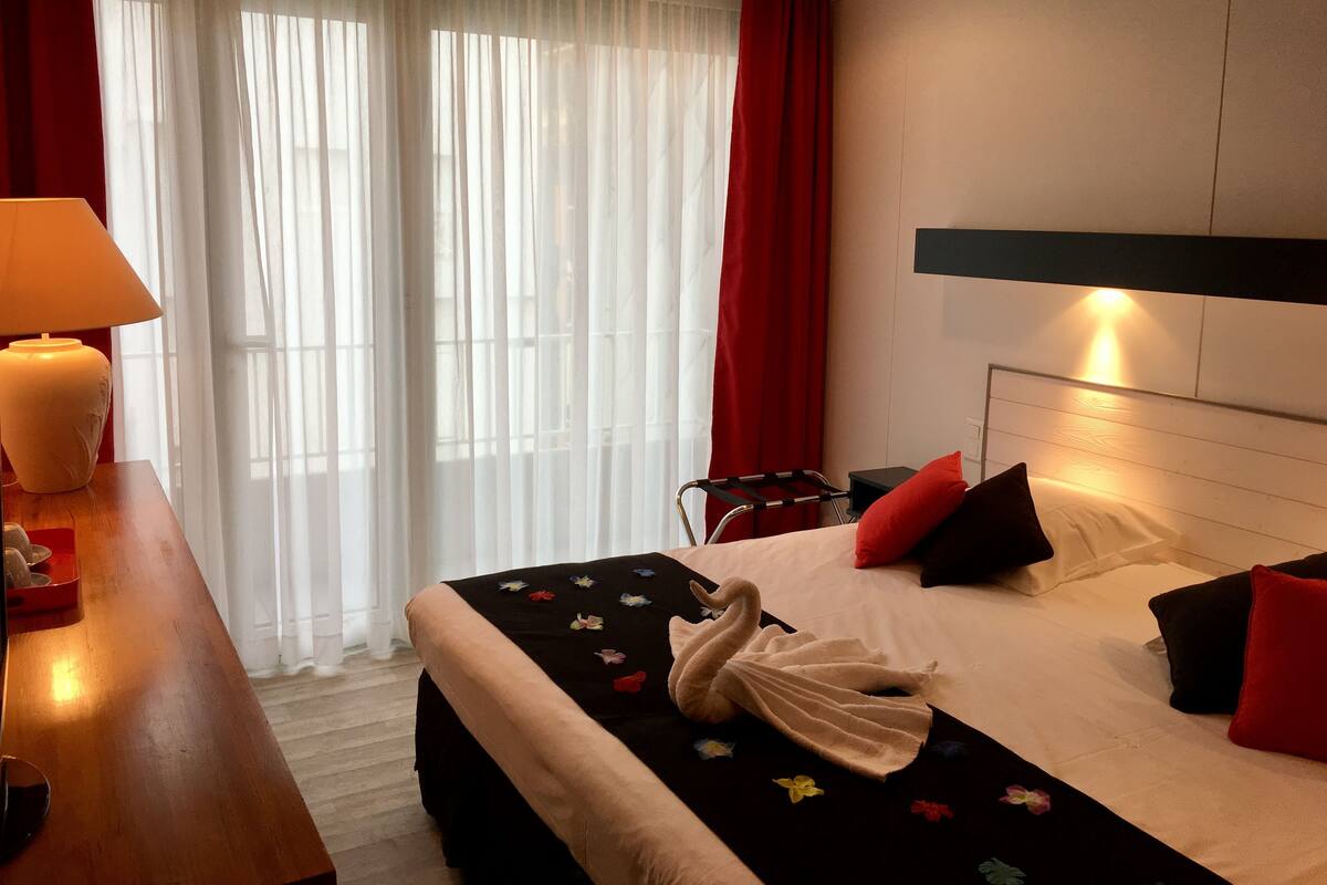 Quarto casal | Escrivaninha, quartos à prova de som, ferros/tábuas de passar roupa