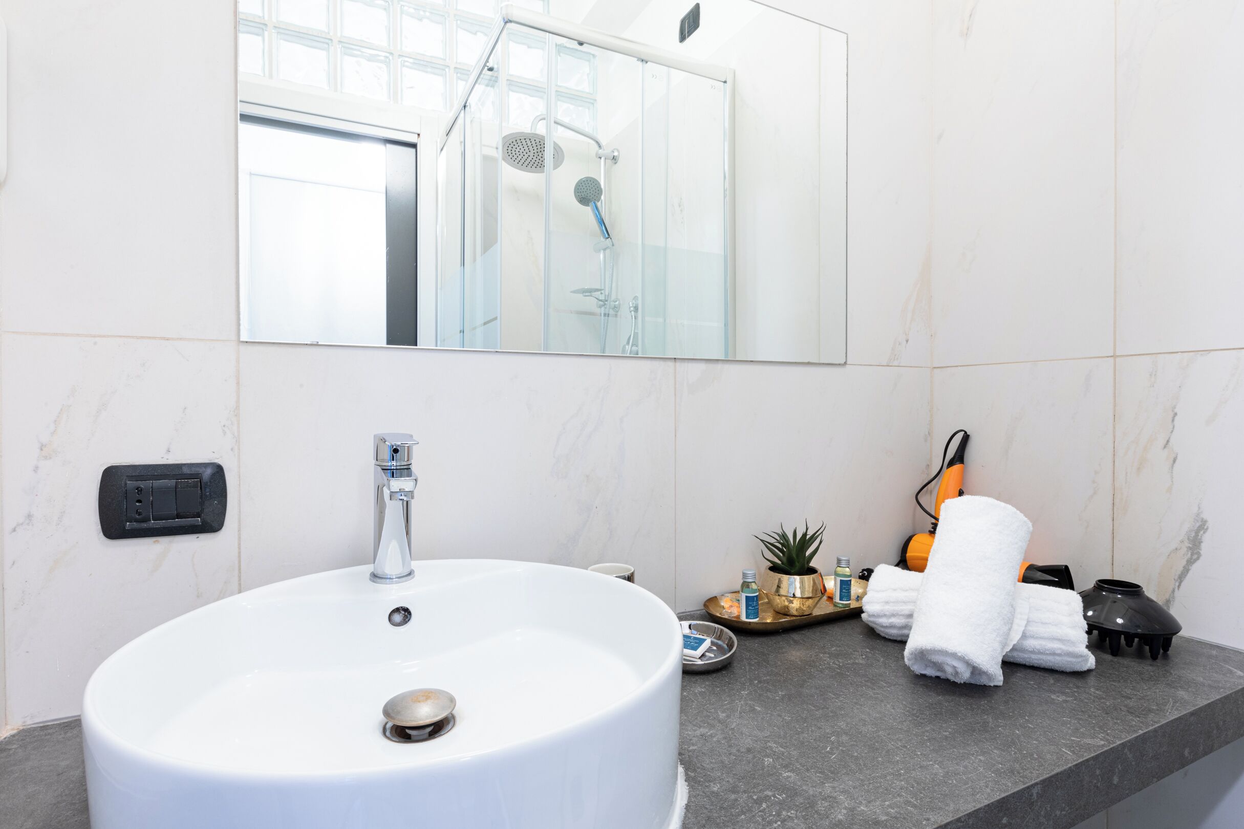 Quarto casal standard | Banheiro | Chuveiro, chuveiro com efeito de chuva, produtos de toalete grátis 