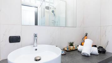 Quarto casal standard | Banheiro | Chuveiro, chuveiro com efeito de chuva, produtos de toalete grátis