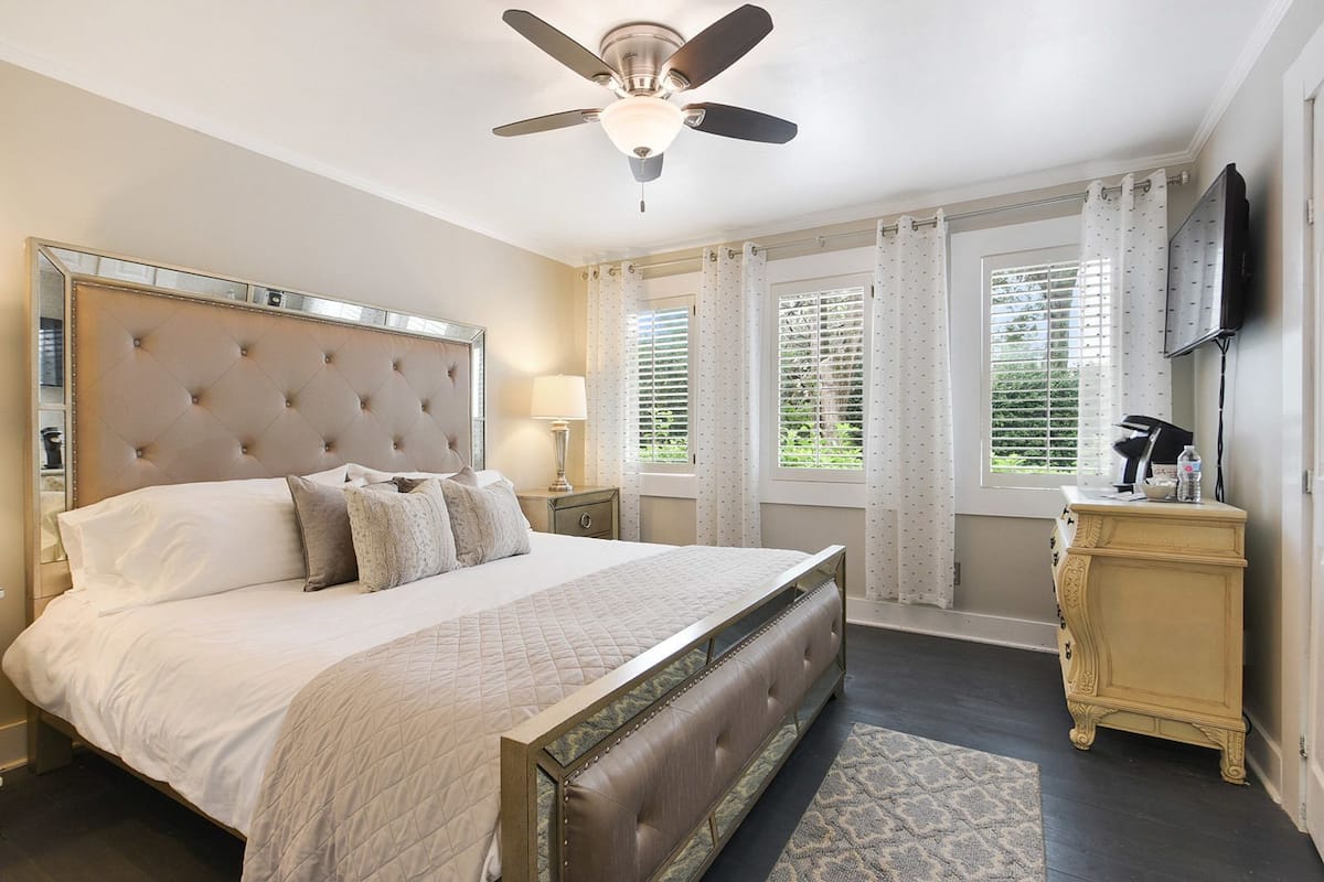Executive Room, 1 King Bed (Louisiana) | Roupa de alta qualidade, secretária, ferro/tábua de engomar