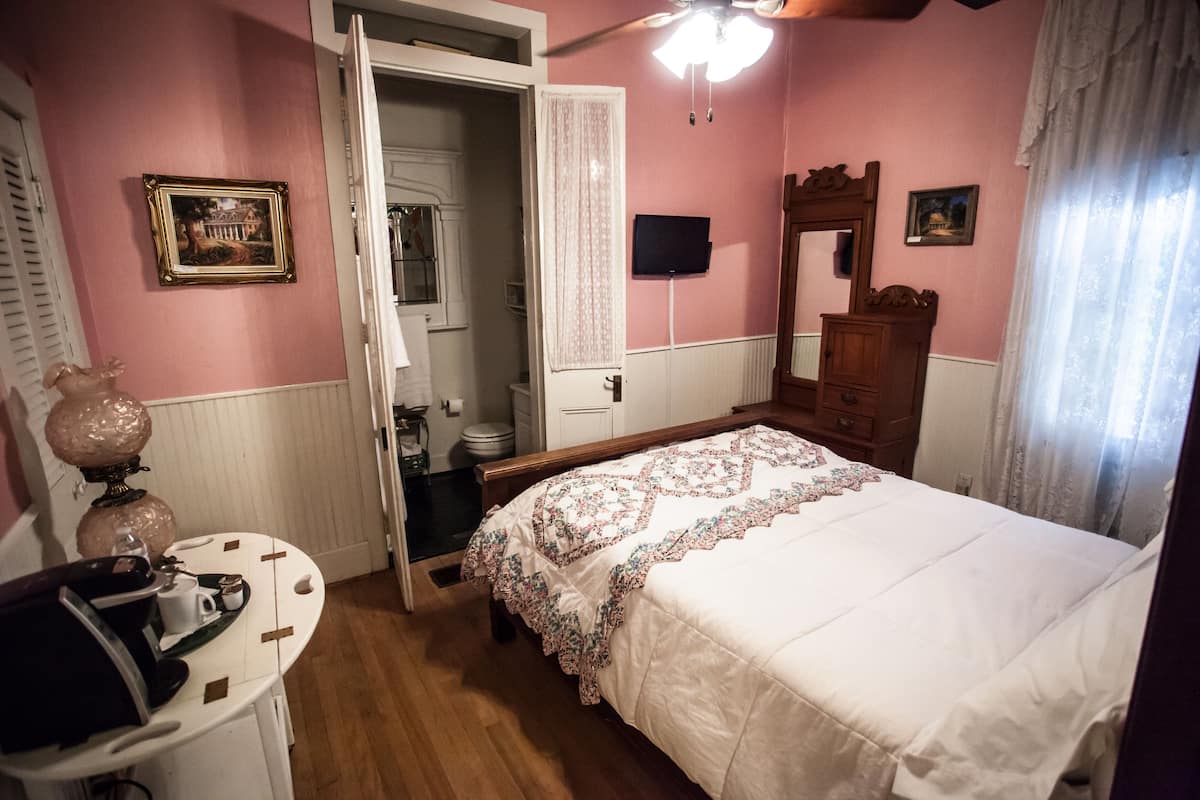 Classic Room, 1 Double Bed, Bathtub (Leah) | Roupa de alta qualidade, secretária, ferro/tábua de engomar