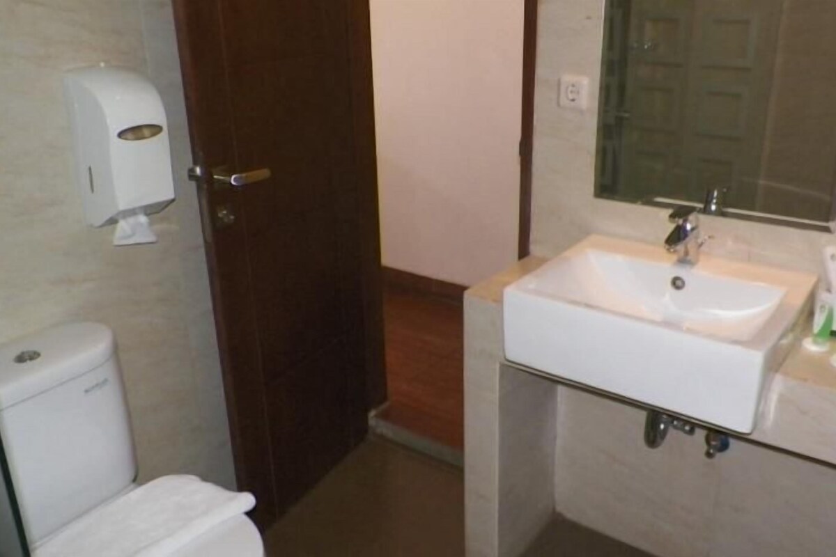 Banheiro | Chuveiro, produtos de toalete grátis, secador de cabelo, chinelos