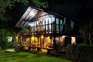 Cabana de Madeira Clássica, vista para o jardim | Com decoração personalizada, com mobília individualizada 