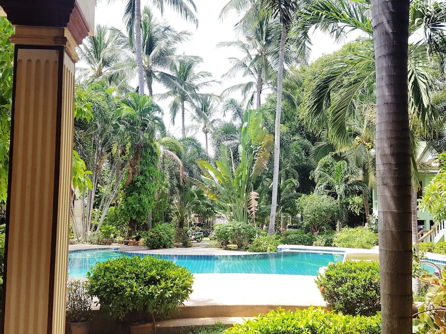 Piscina exterior, espreguiçadeiras