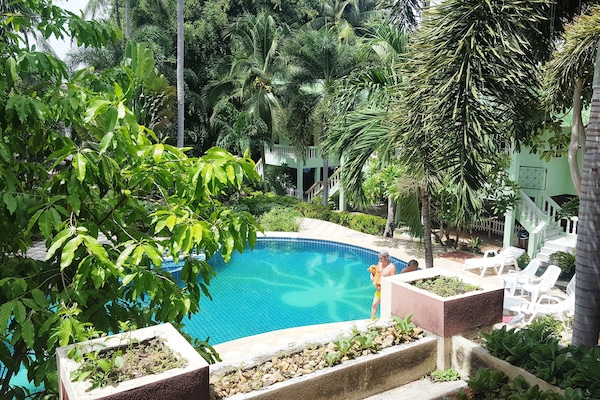 Piscina exterior, espreguiçadeiras