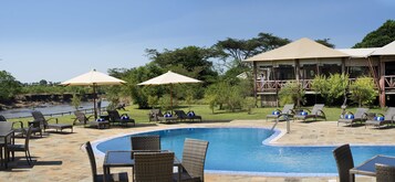 Piscina exterior, guarda-sóis, espreguiçadeiras 