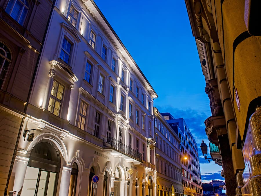 Um edifício histórico com arquitetura clássica, incluindo janelas em arco e detalhes ornamentados.