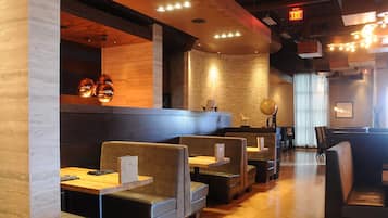 2 restaurantes, café da manhã, culinária americana