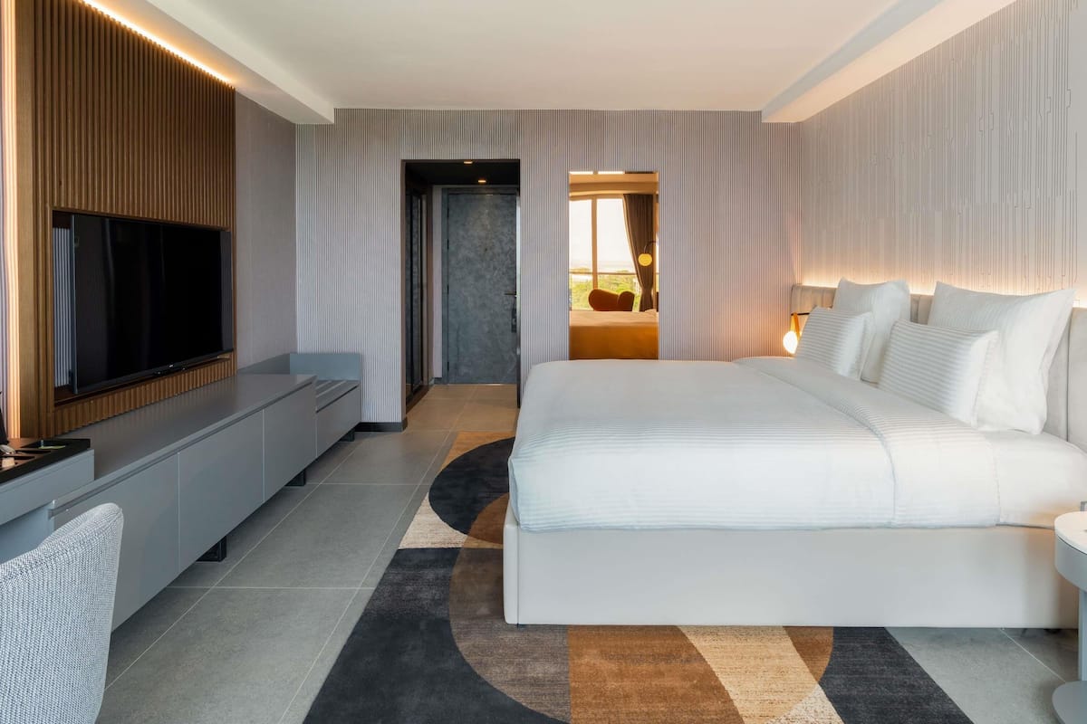 Quarto luxo, 1 cama King | 1 quarto, roupas de cama antialérgicas, frigobar, cofres nos quartos