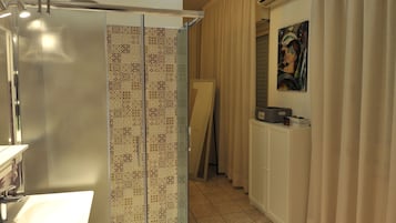 Quarto quádruplo, sacada | Banheiro | Chuveiro, produtos de toalete grátis, secador de cabelo, bidê