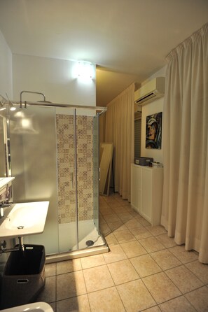 Quarto Quádruplo, varanda | Casa de banho | Um polibã, artigos de higiene pessoal grátis, um secador de cabelo 