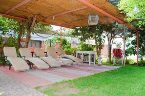 Terraço com espreguiçadeiras