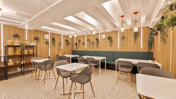 Interior moderno de restaurante com paredes de painel de madeira, várias mesas e cadeiras, plantas pendentes e iluminação pendente.