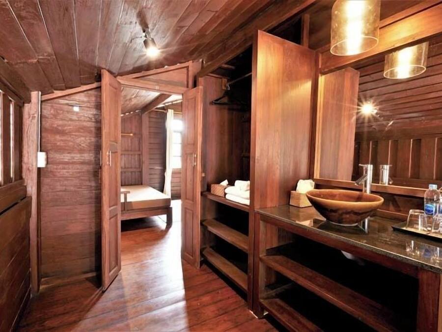 Grand Deluxe | Casa de banho | Um polibã, um chuveiro fixo, artigos de higiene pessoal grátis