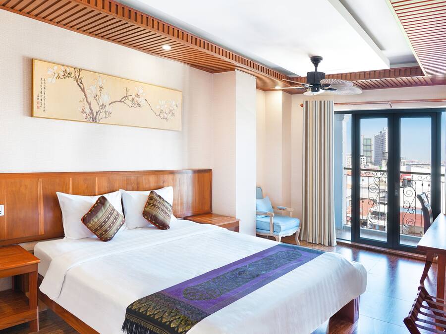 Quarto casal luxo | Área de estar | TV 24 polegadas com canais a cabo