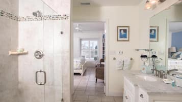Quarto | Banheiro | Produtos de toalete grátis, secador de cabelo, roupões de banho