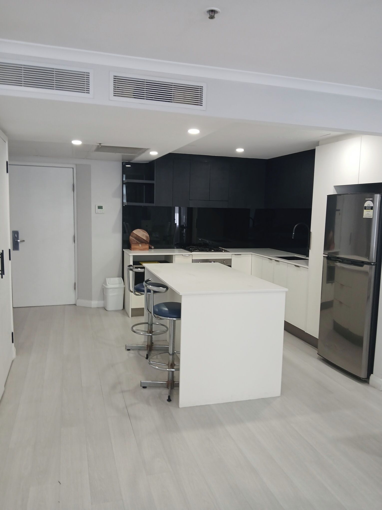 One Bedroom Apartment 108 | Kitchenette privada | Um frigorífico/congelador grande, um micro-ondas, um forno 