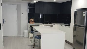 One Bedroom Apartment 108 | Kitchenette privada | Um frigorífico/congelador grande, um micro-ondas, um forno