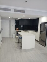 One Bedroom Apartment 108 | Kitchenette privada | Um frigorífico/congelador grande, um micro-ondas, um forno 