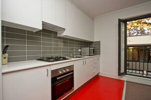 Cafeteira/chaleira, geladeira grande, micro-ondas, cooktop