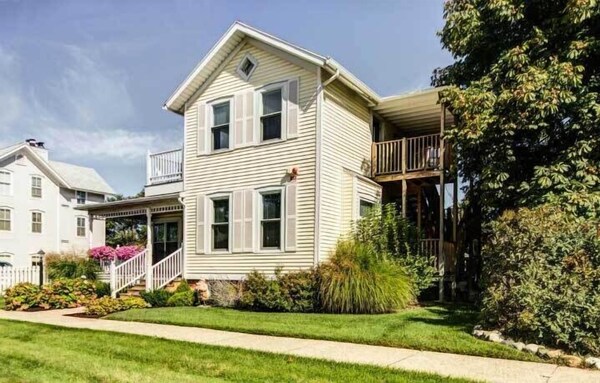 Captain's Cottage Suites - Grand Haven, MI
