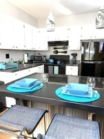 Um frigorífico/congelador grande, um micro-ondas, um forno 