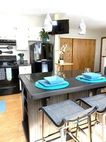 Geladeira grande, micro-ondas, fogão, cooktop