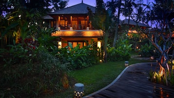 Fachada da propriedade à noite