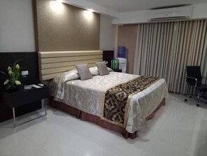 Quarto Superior | Minibar, cofre com capacidade para portátil, secretária 