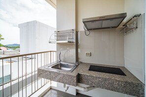 Um frigorífico, uma cafeteira/bule 