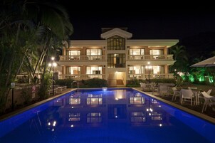 Piscina exterior, guarda-sóis, espreguiçadeiras