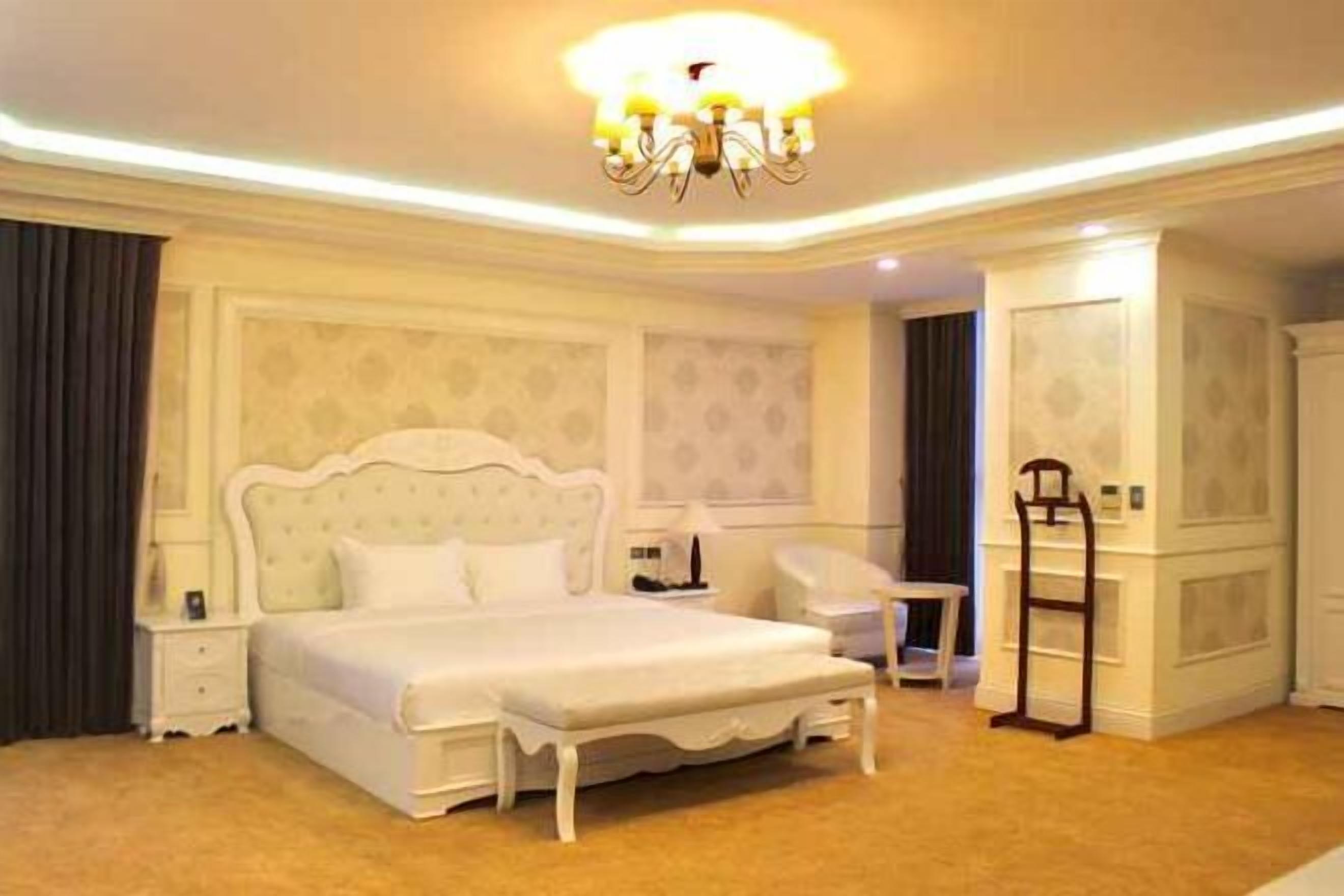 Roupas de cama premium, frigobar, cofres nos quartos, escrivaninha