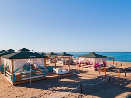 Uma praia privada, toldos de praia (sobretaxa), espreguiçadeiras 