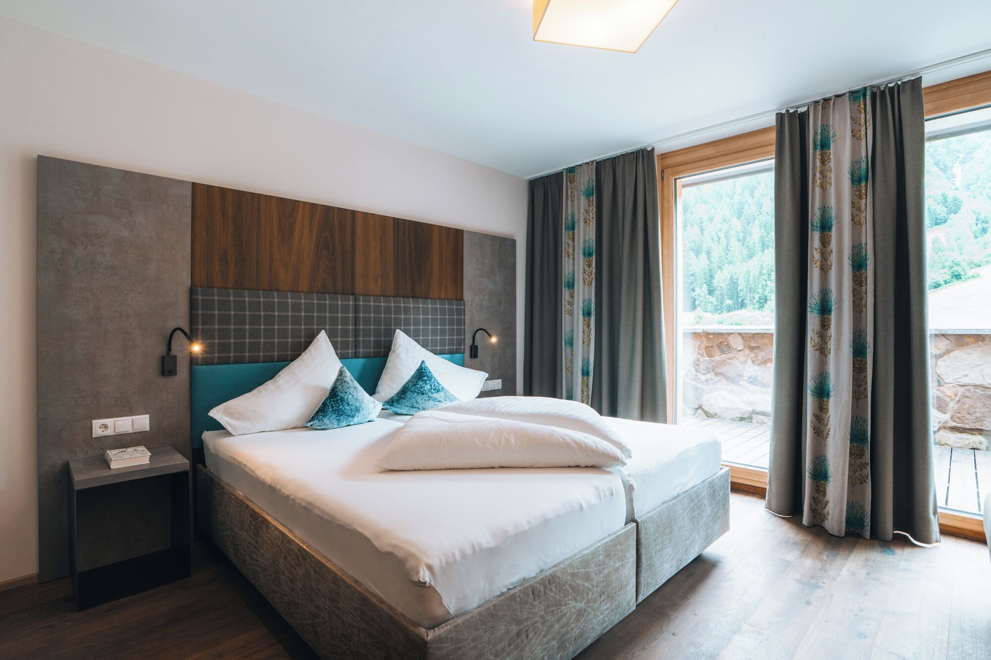 Quarto casal superior | Roupas de cama premium, cofres nos quartos, quartos à prova de som