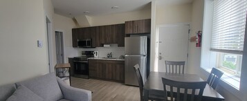 Suite Deluxe, 1 quarto | Sala de estar | Televisor de ecrã plano de 42 polegadas com canais por cabo, televisor 