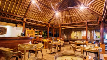 Pequenos-almoços, almoços, jantares servidos, cozinha internacional